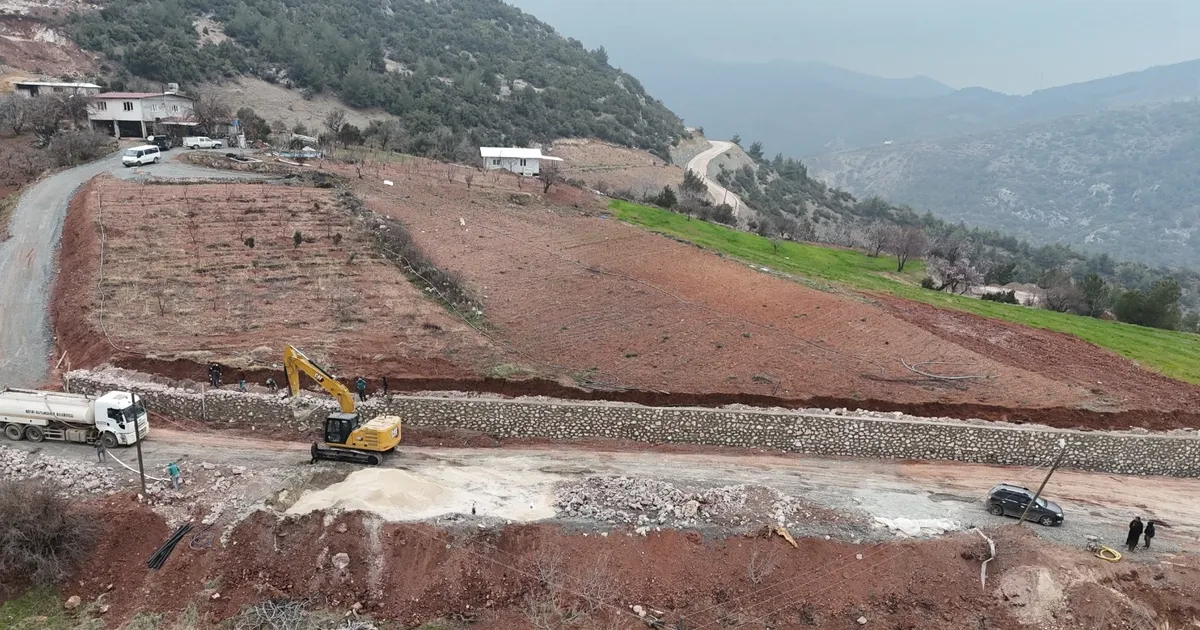 SERİNYOL-MADENLİ YOLUNDA 4 BİN METREKÜP İSTİNAT DUVARI YAPILDI - Flash ...